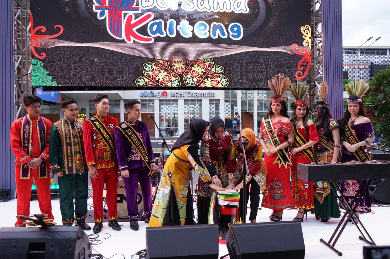 PARTISIPASI TIM KESENIAN KALTENG PADA FESTIVAL SATU HARI BERSAMA ...
